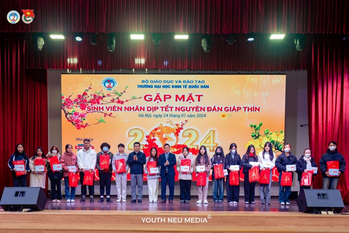 Trường Đại học Kinh tế Quốc dân gặp mặt sinh viên có hoàn cảnh đặc biệt khó khăn nhân dịp Tết ...